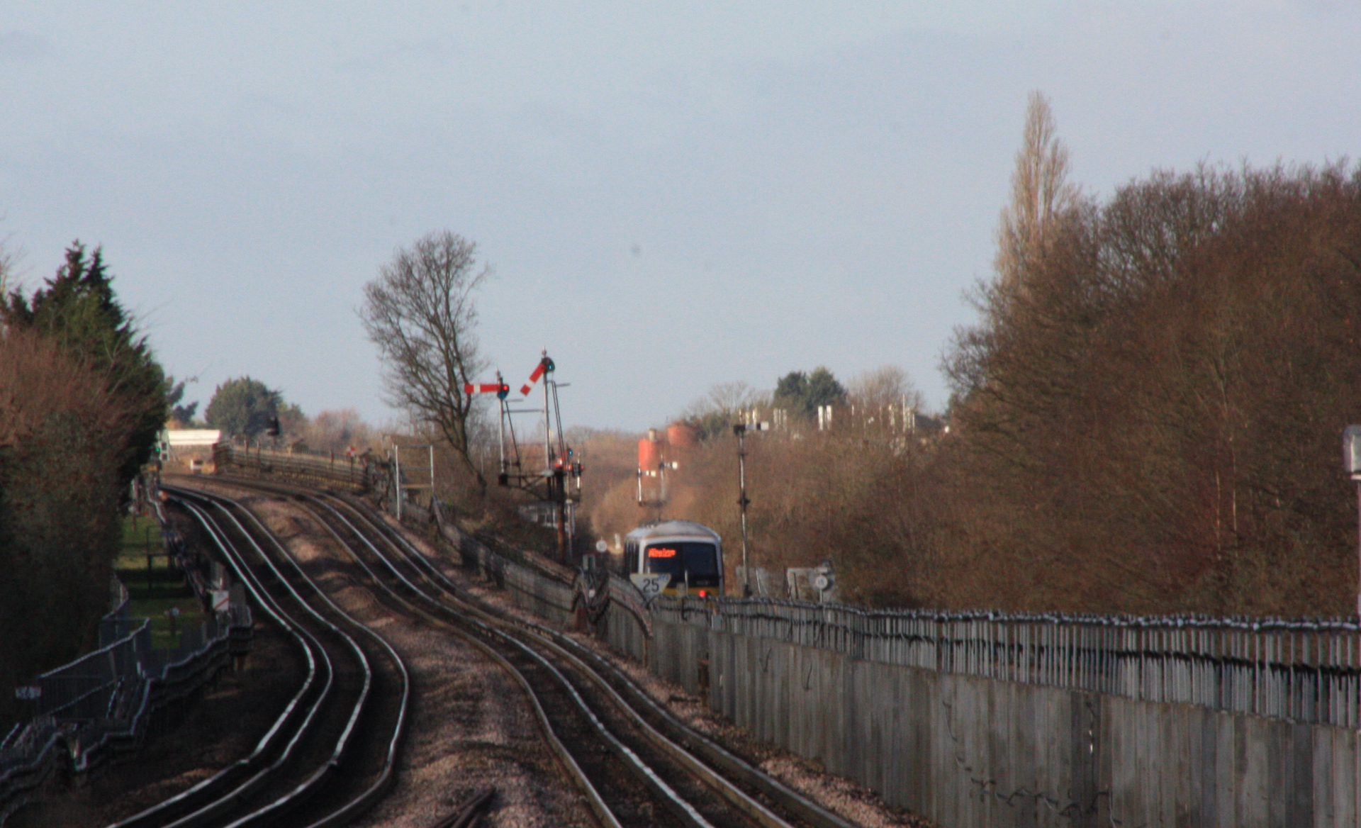 London’s last lower quadrant semaphore signals – RailwayWorld.net