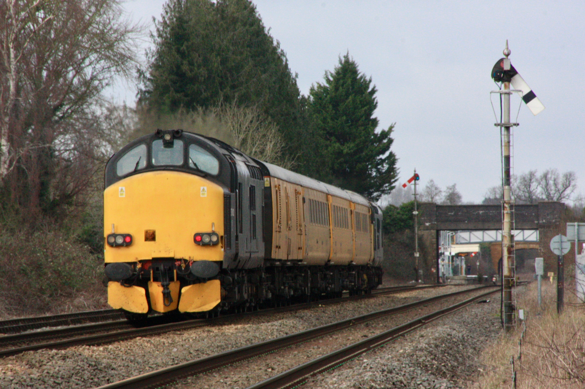 Semaphores and Class 37s at Moreton-in-Marsh – RailwayWorld.net